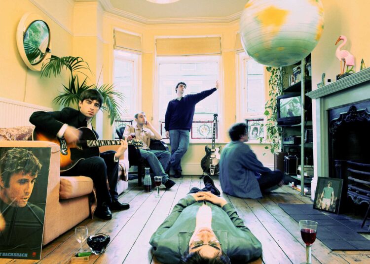 O álbum de estreia do Oasis 'Definitely Maybe' aos 30 Anos